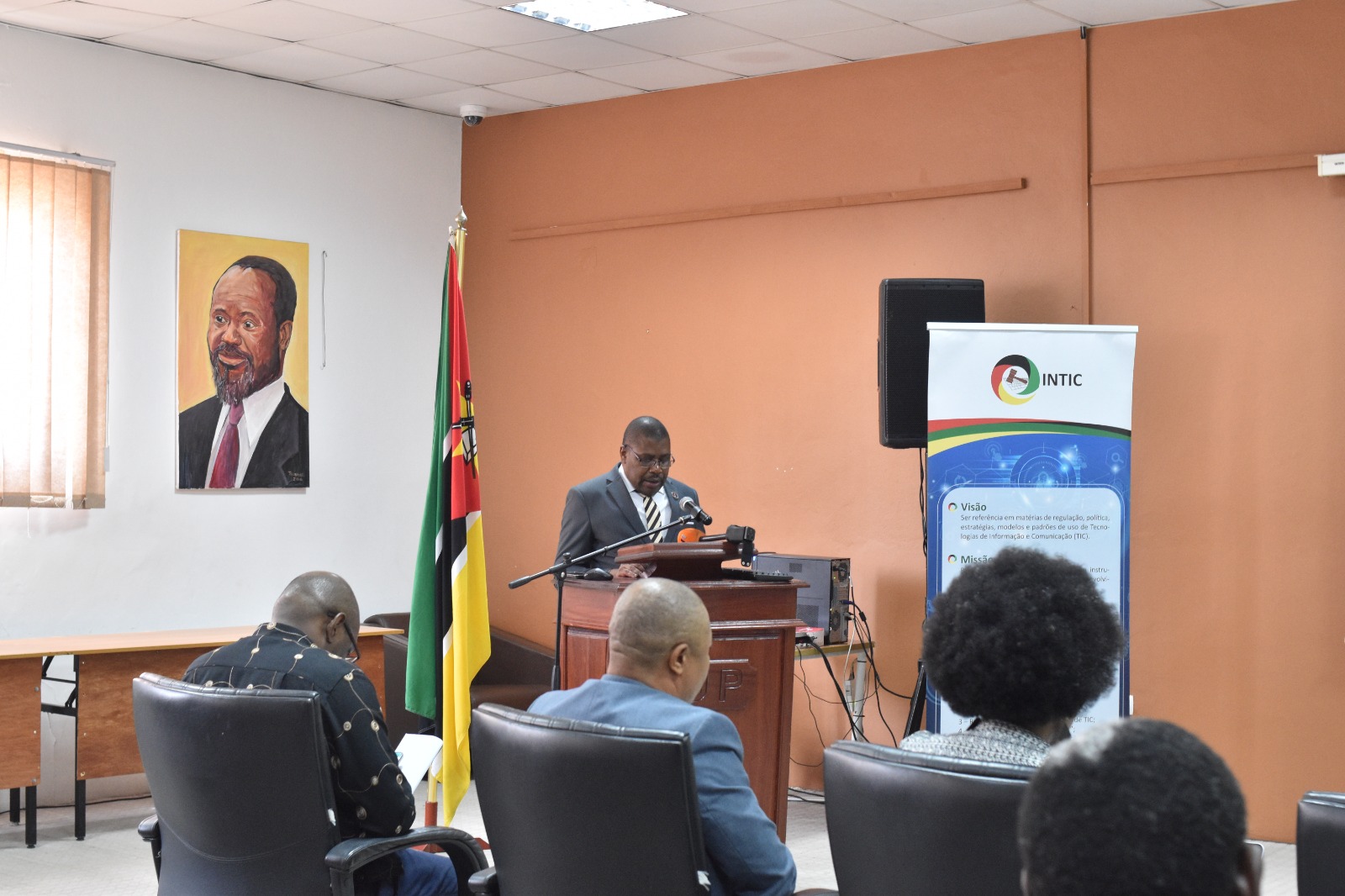 Secretário do Estado da cidade de Maputo dirige o Workshop de ...